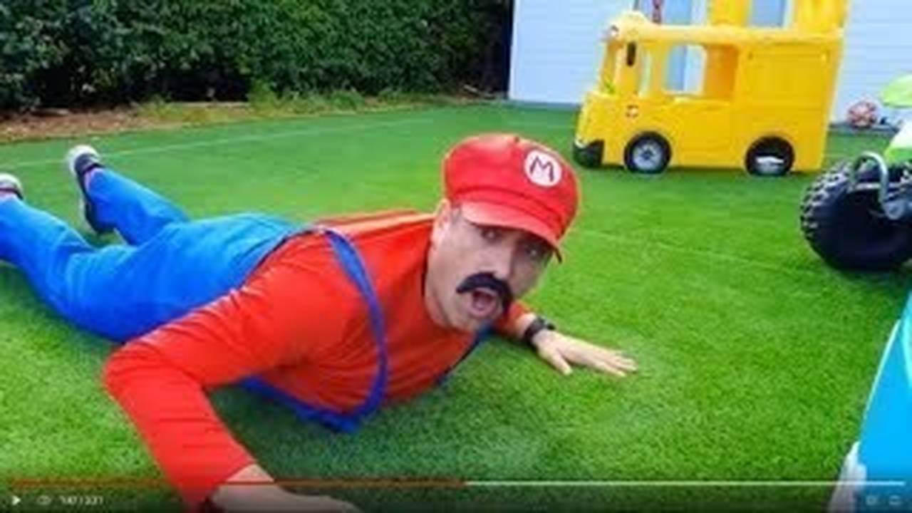 Pertunjukan Lucu dengan Super Mario Bersenang-senang di Taman Bermain ...