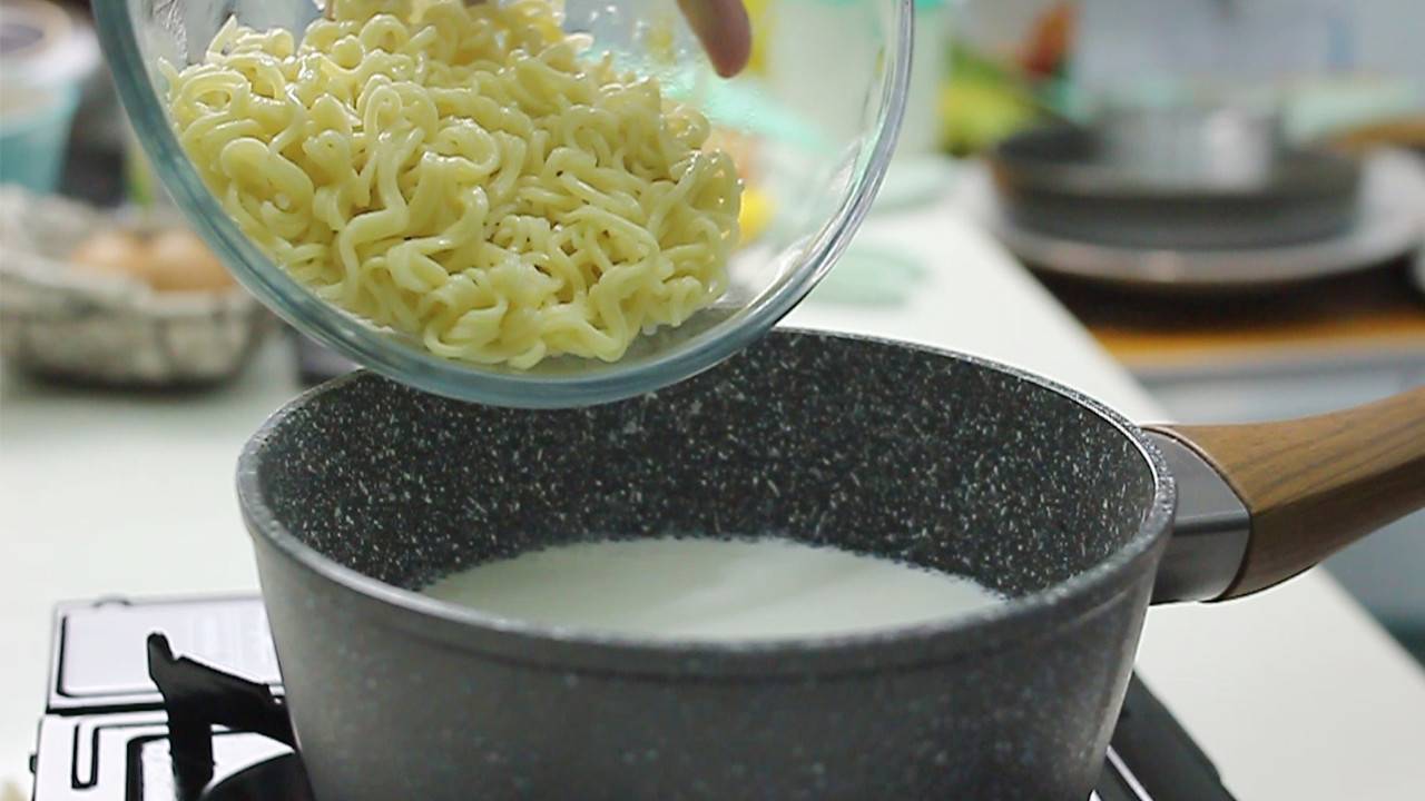 RESEP ANAK KOS - INDOMIE KUAH SUSU | Vidio