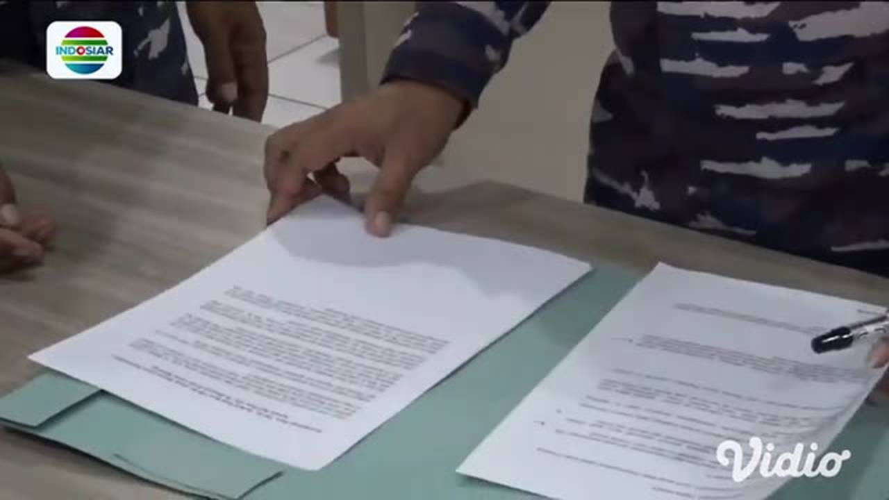 Bus TNI AL Terobos Perlintasan Kereta - Indosiar Regional | Vidio