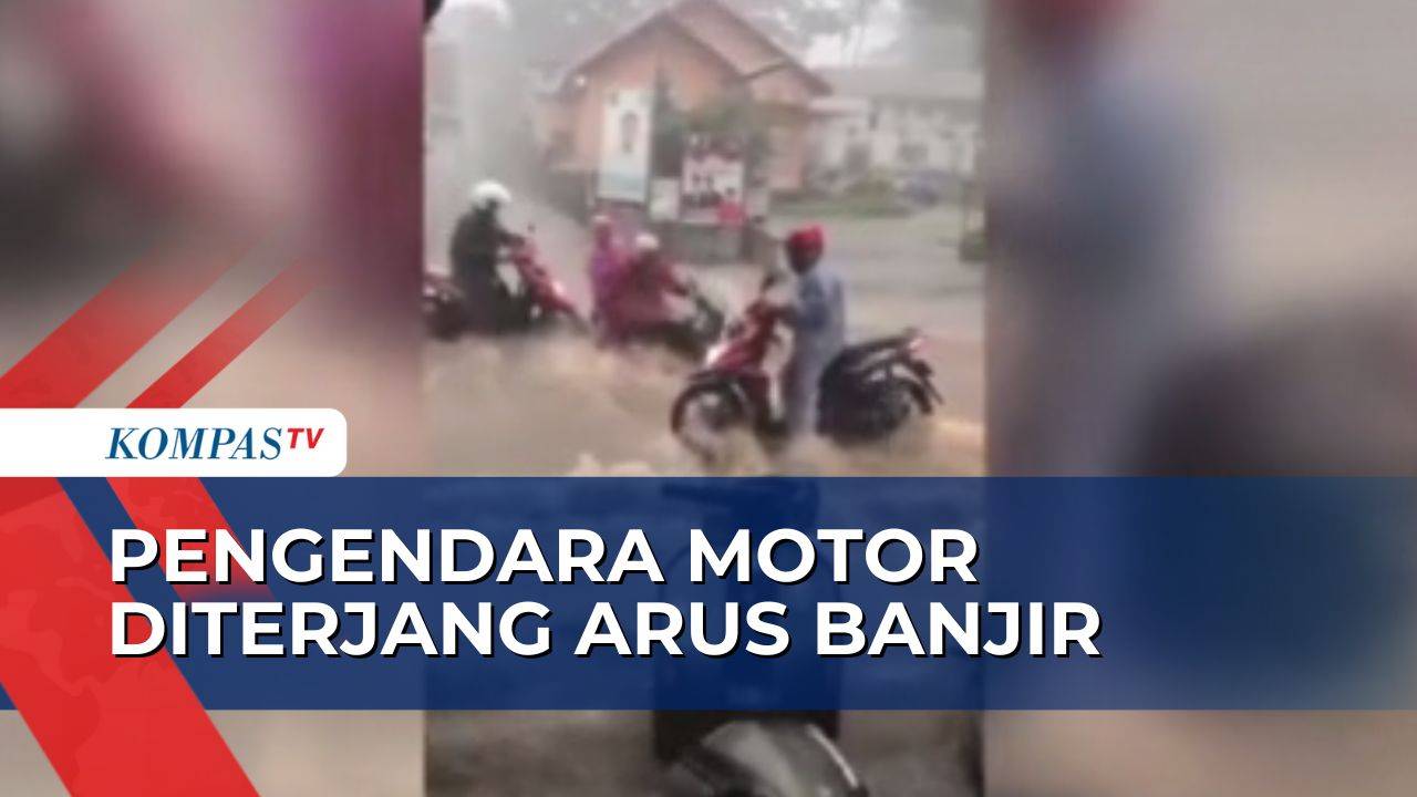 Kawasan Kuningan Direndam Banjir, Sejumlah Pengendara Motor Terbawa Arus Air - Kompas TV | Vidio
