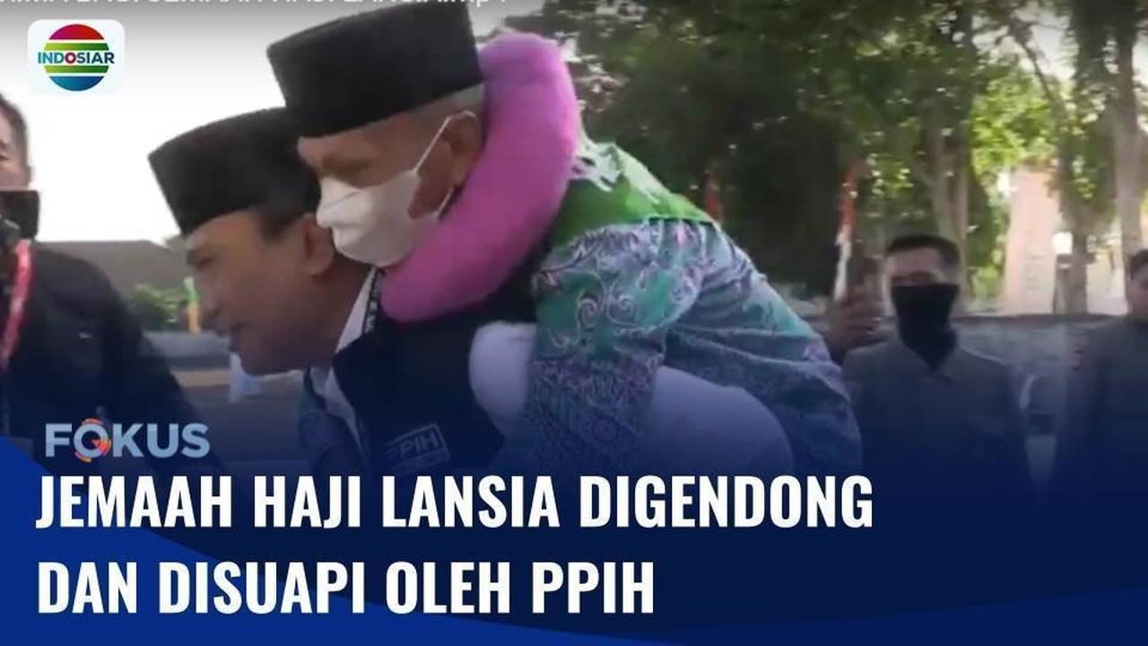 Pelayanan Prima, PPIH Embarkasi Lombok Menggendong dan Menyuapi Jemaah ...