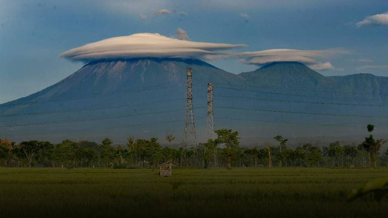 Indah Banget, Gunung Semeru Bertopi Awan - BRILIO NET | Vidio