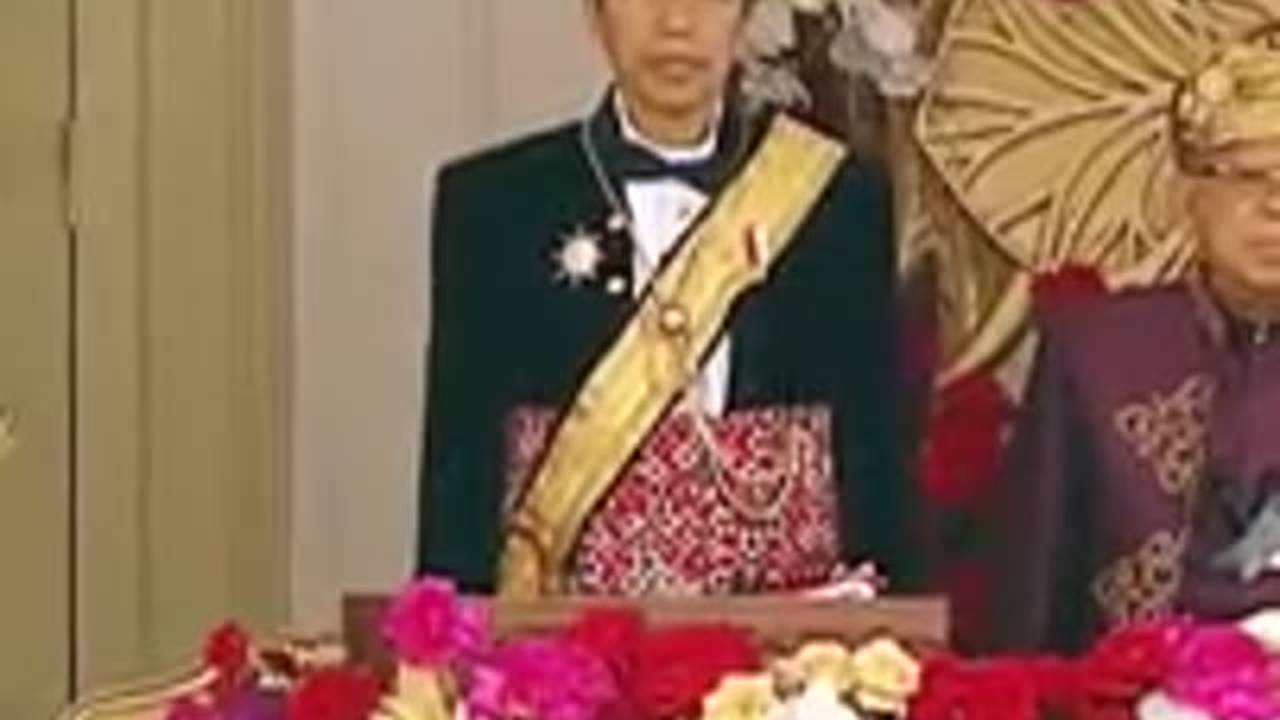 -Presiden Jokowi Kenakan Baju Raja Pakubuwono Surakarta #Shorts ...