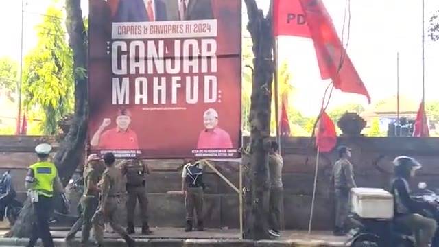 Jokowi Datang, Baliho Ganjar-Mahfud dan Bendera PDIP Dicopot | Enamplus