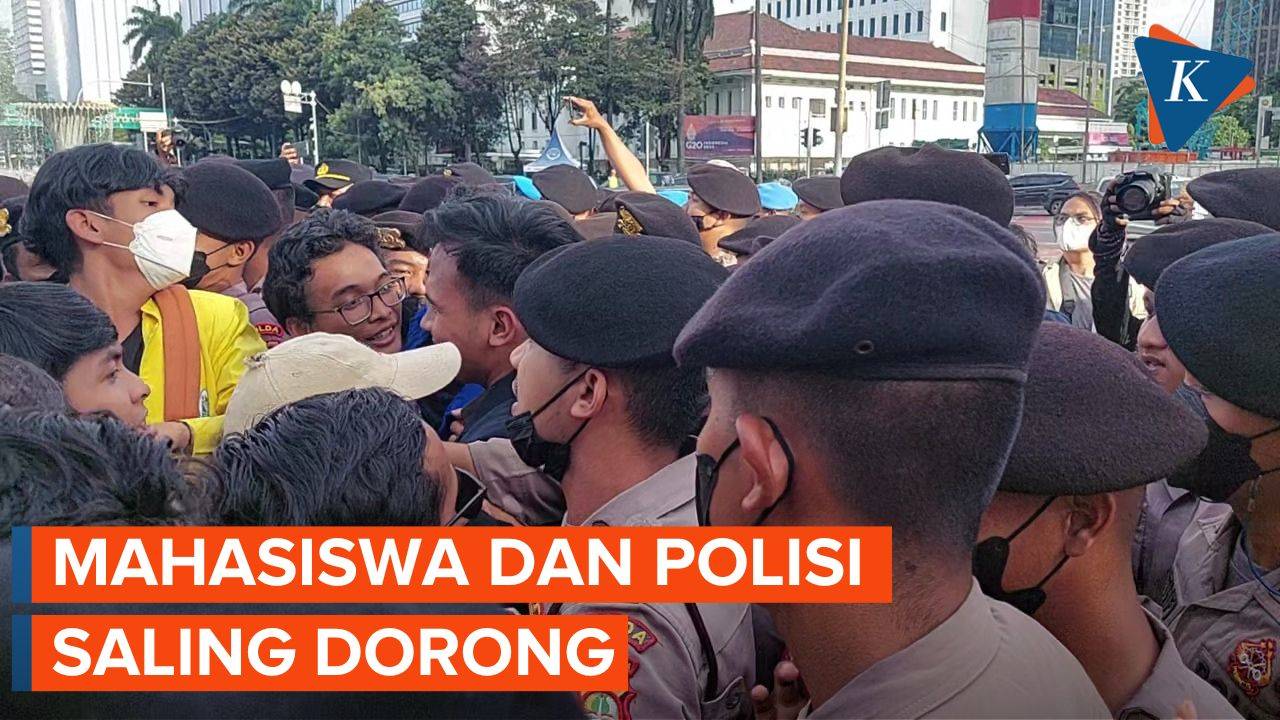 Aksi Saling Dorong Mahasiswa dan Polisi Saat Demo Kepemimpinan Jokowi ...