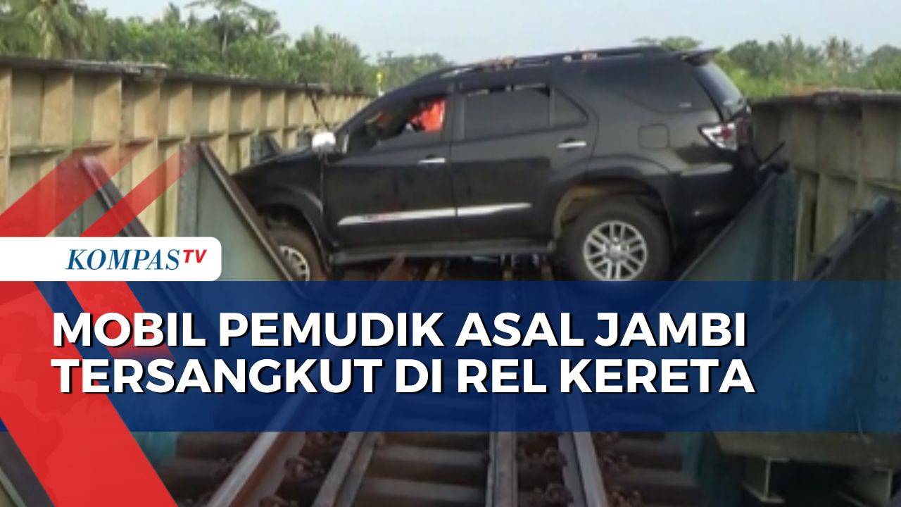 Mobil Pemudik Tersangkut di Sela-Sela Dinding Jembatan Rel Kereta ...