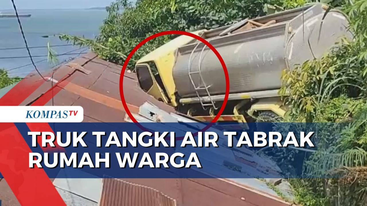 Truk Tangki Air Tabrak Rumah Warga, Bagian Depan Truk Nyaris Masuk ke ...