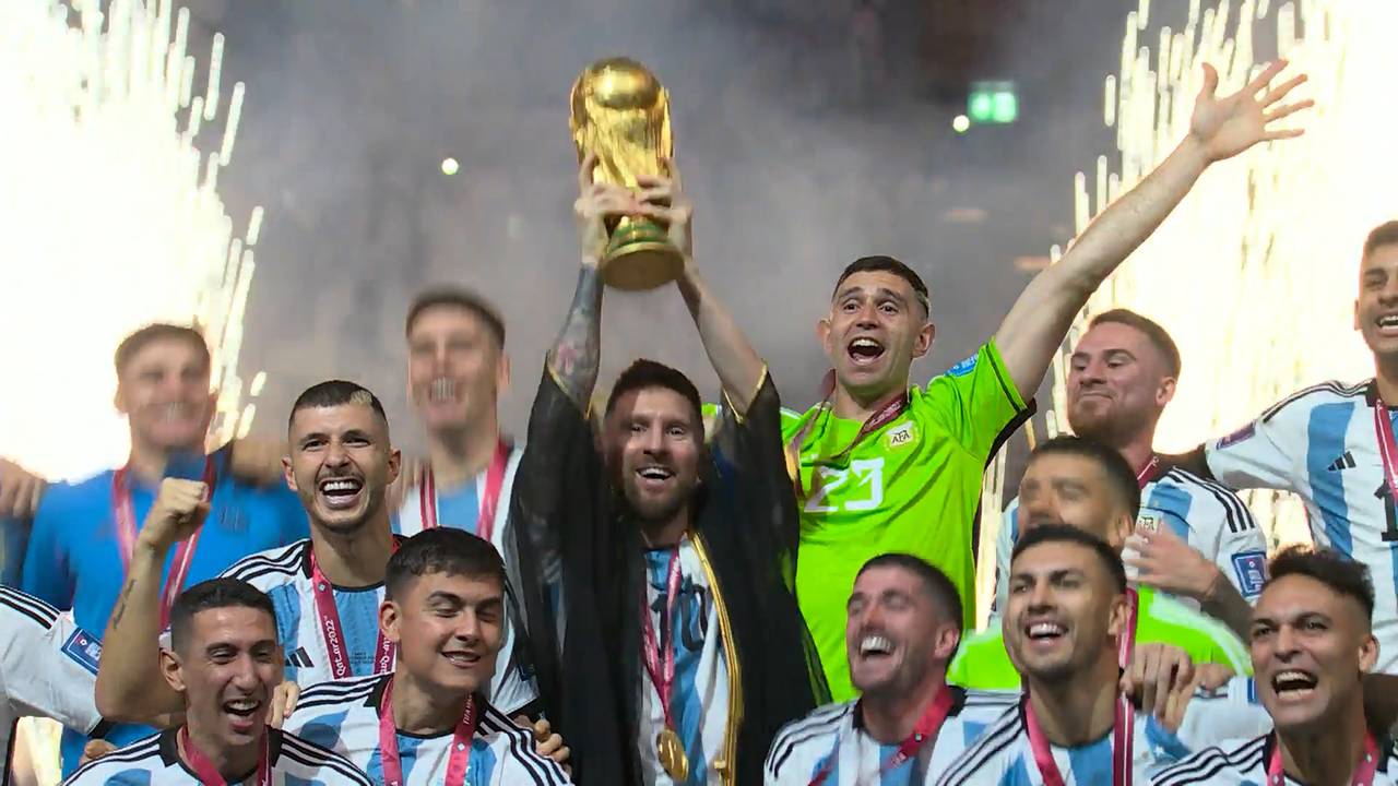 JUARA!! Argentina Akhirnya Angkat Trofi Piala Dunia Setelah 36 Tahun ...