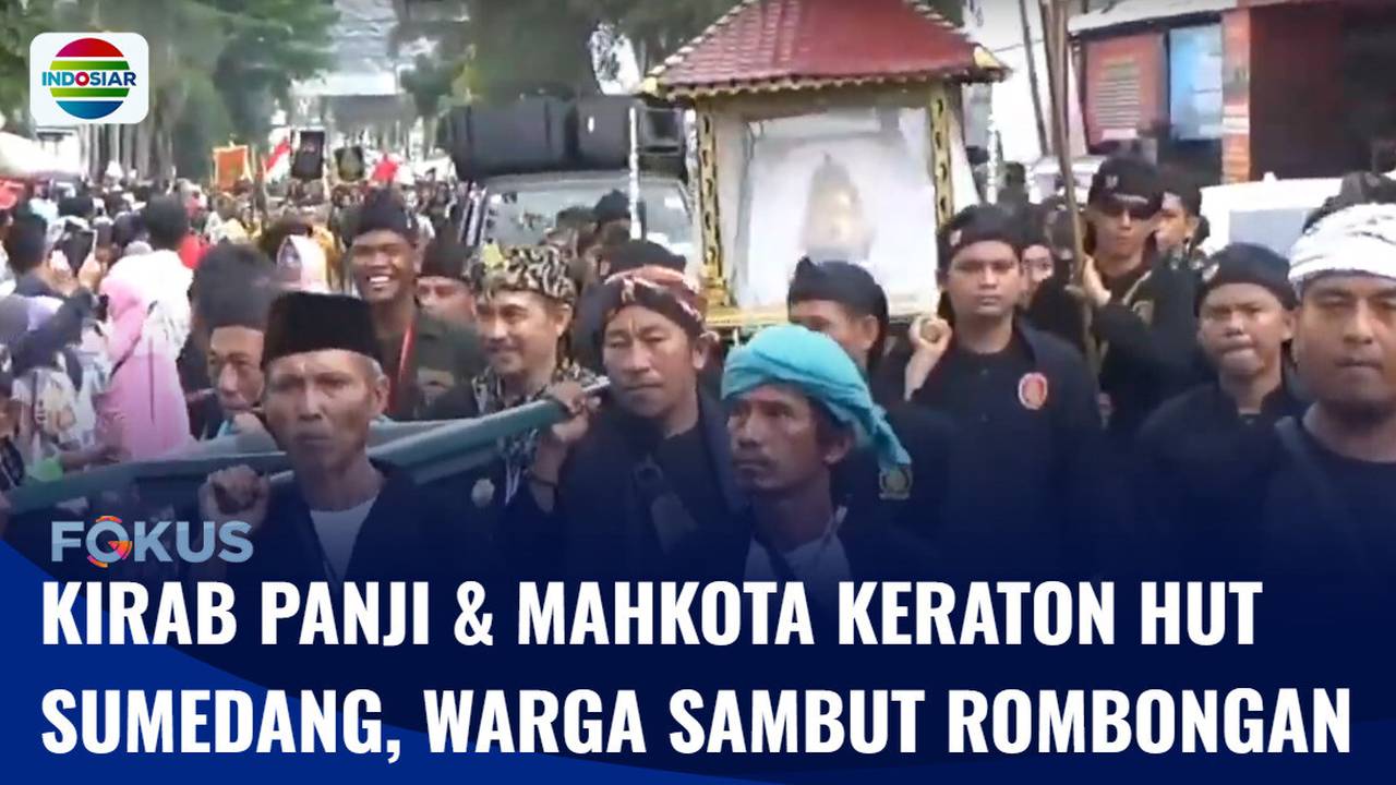 Kirab Panji & Mahkota Keraton HUT Sumedang, Warga Antusias Sambut ...
