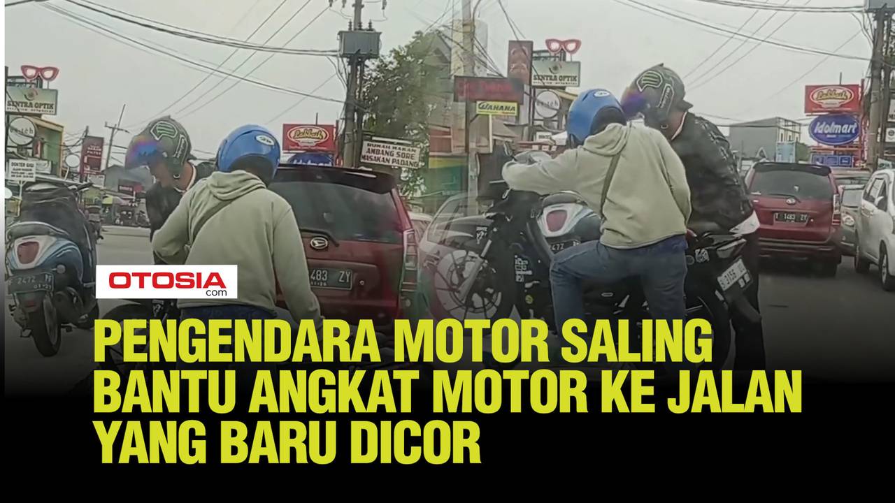 Momen Unik Pengendara Motor Saling Bantu Angkat Motor Ke Jalan Baru ...