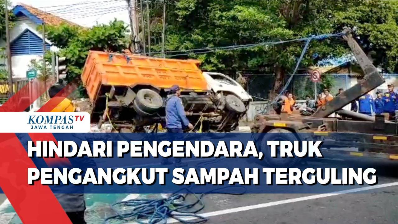Hindari Pengendara, Truk Pengangkut Sampah Terguling - Kompas TV | Vidio