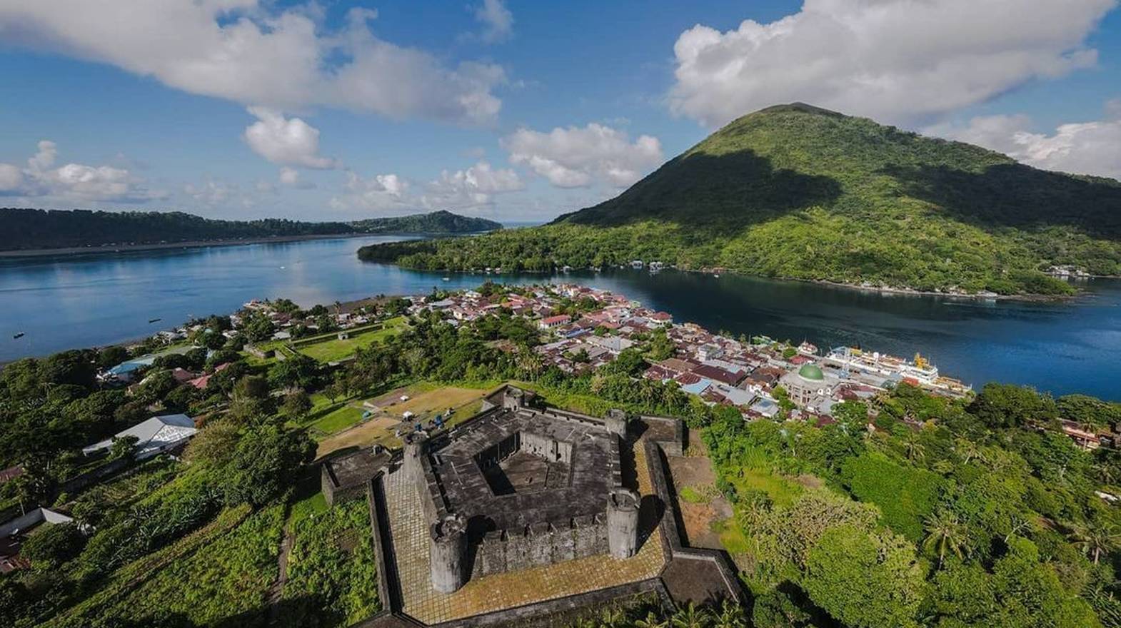 Tips Mengambil Gambar di Belgica Banda Neira, Benteng terindah di ...