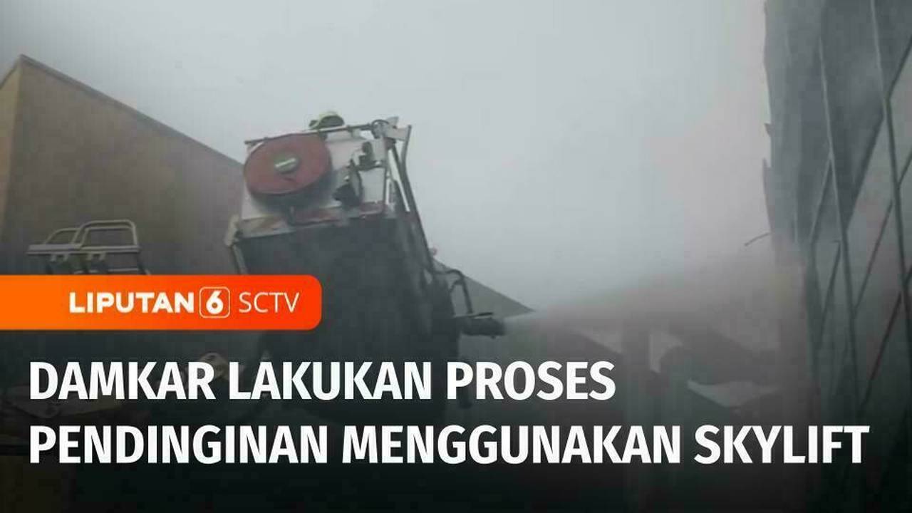 Petugas Damkar Menyiram Air dari Lantai Enam Hingga Sembilan Gunakan ...