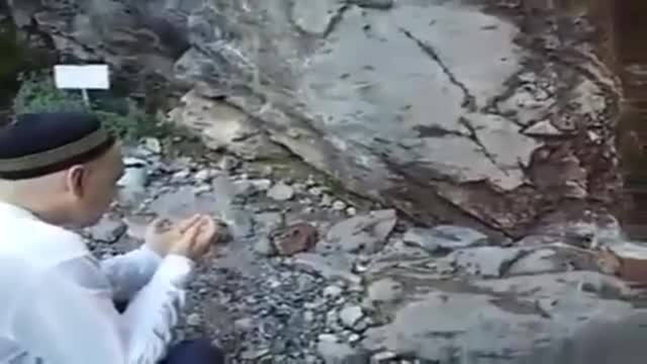 Di Bacakan Ayat-Ayat Allah,Gunung Batu ini Mengeluarkan Air Begitu ...