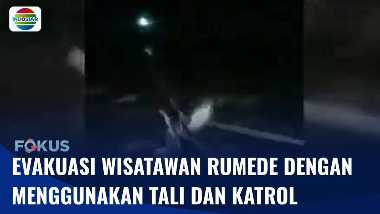 Evakuasi Wisatawan Rumede yang Terjebak Banjir Bah Menggunakan Tali dan ...