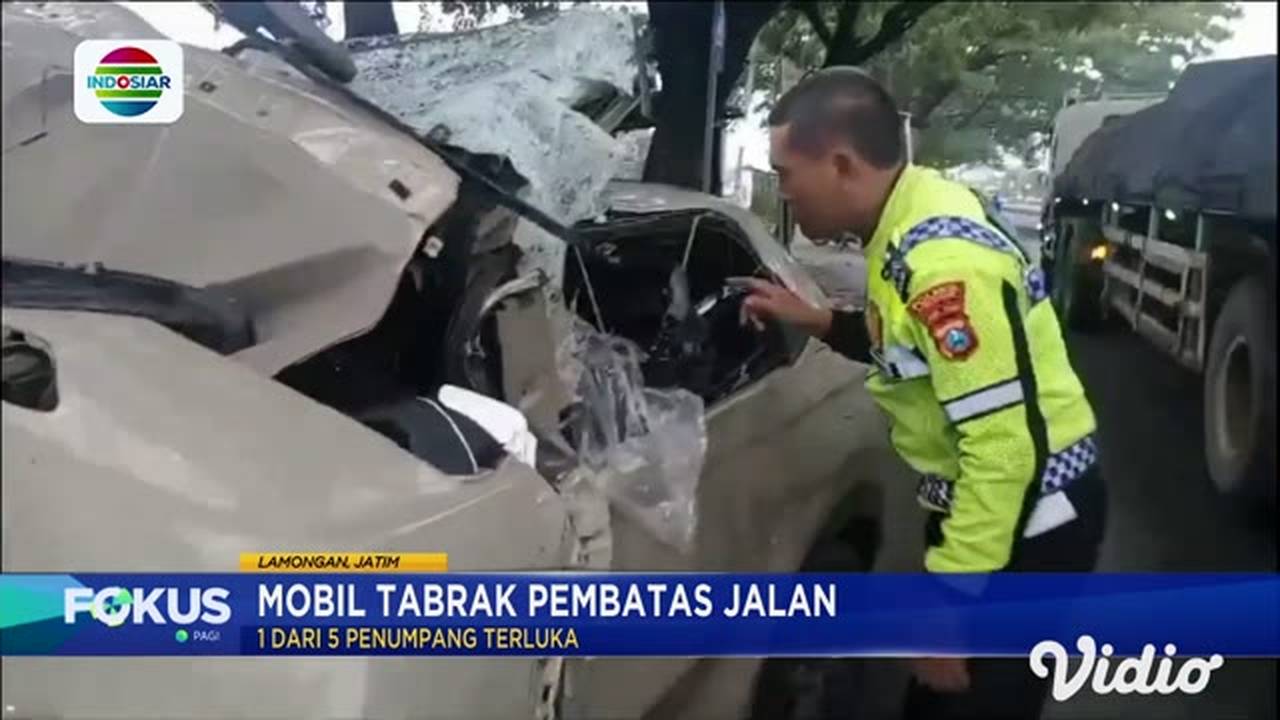 Mobil Tabrak Pembatas Jalan - Indosiar Regional