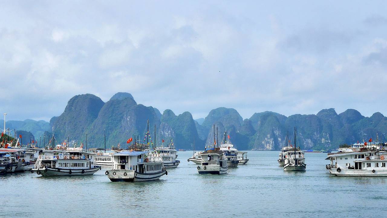 Ha Long Bay Keindahan Warisan Alam Vietnam Yang Mendunia. | Vidio