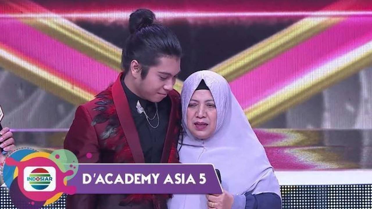TANGIS BAHAGIA!! Kejutan Kedatangan Ibu Randa Lida Di Panggung D'Academy Asia 5 | Vidio