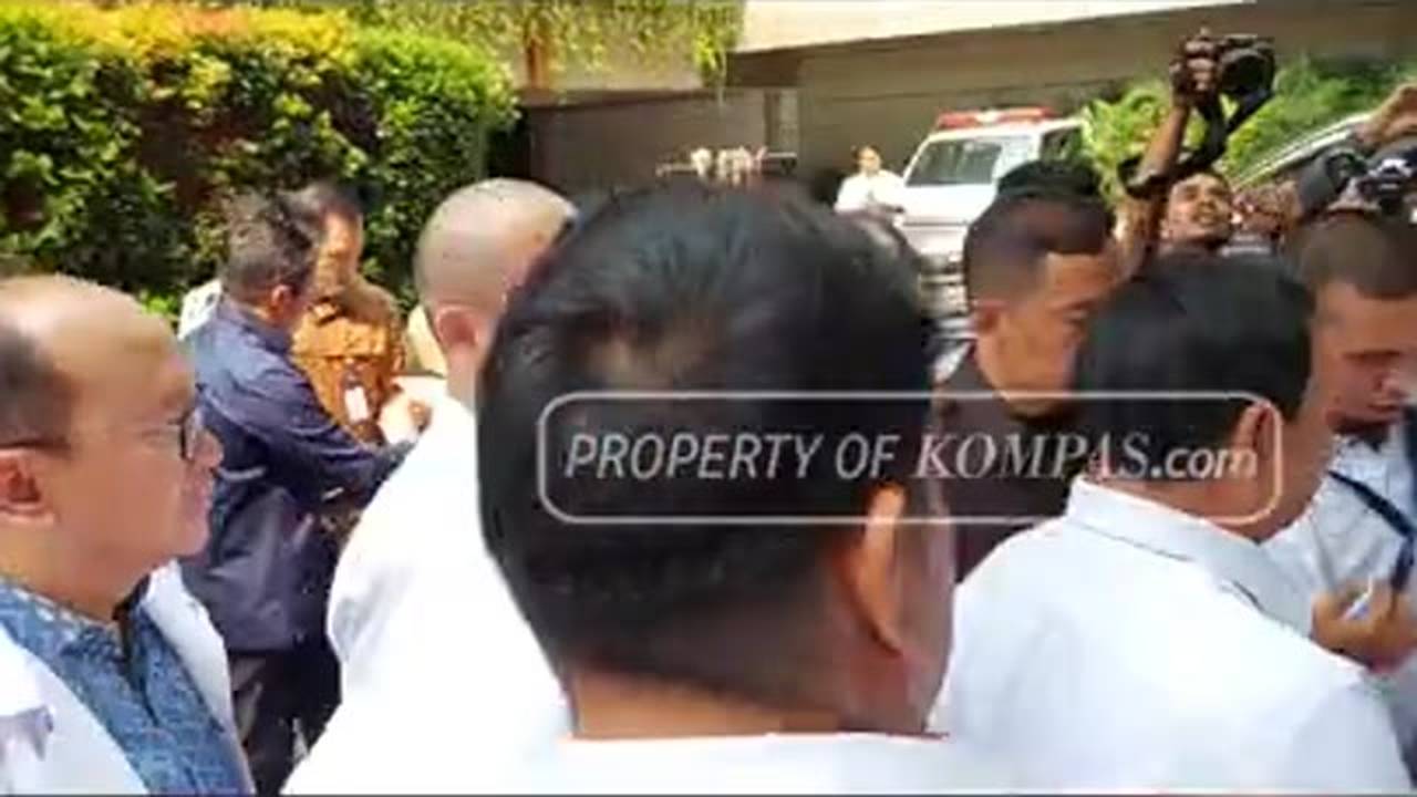 Momen Bobby Nasution Cium Tangan Prabowo Subianto saat Datangi ...