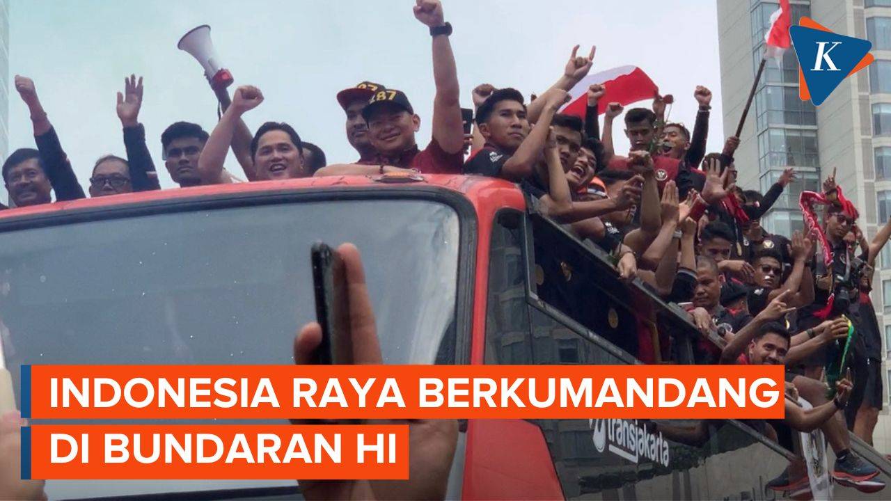 Momen Ribuan Warga Bernyanyi Indonesia Raya saat Sambut Arak-arakan ...