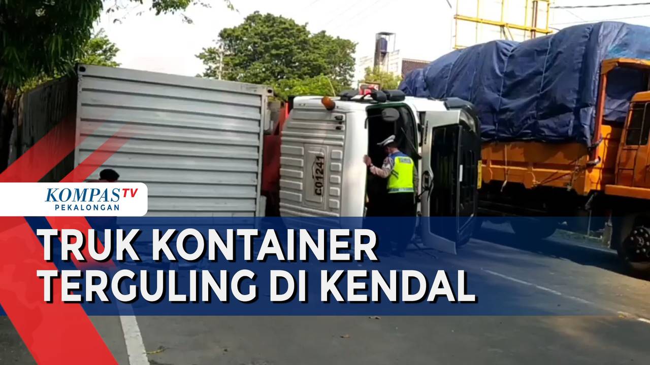 Truk Kontainer Terguling di Depan Mapolres Kendal, Sopir Luka Ringan - Kompas TV | Vidio