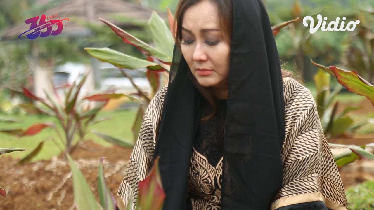 Tetesan Air Mata Cahya Kamila di Pusara Ibunda Nani Wijaya Jelang ...