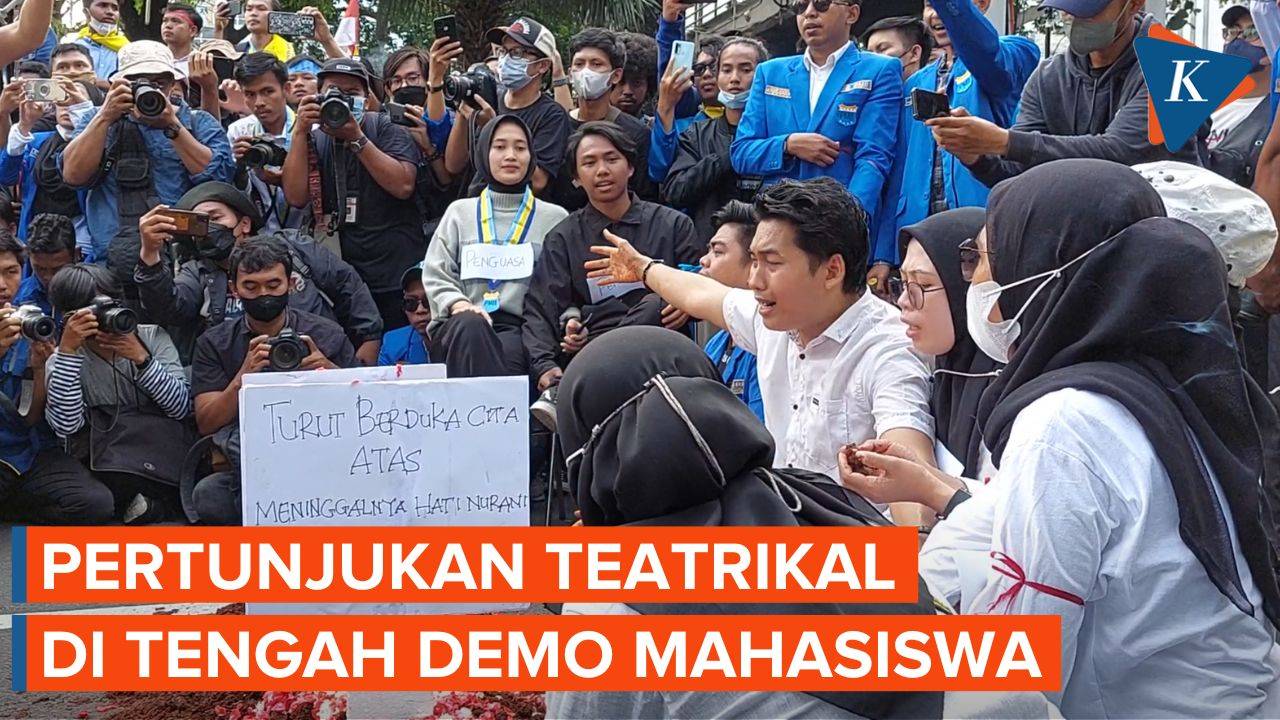 Aksi Teatrikal Warnai Demo Tolak Harga BBM Naik di Patung Kuda - Kompascom | Vidio