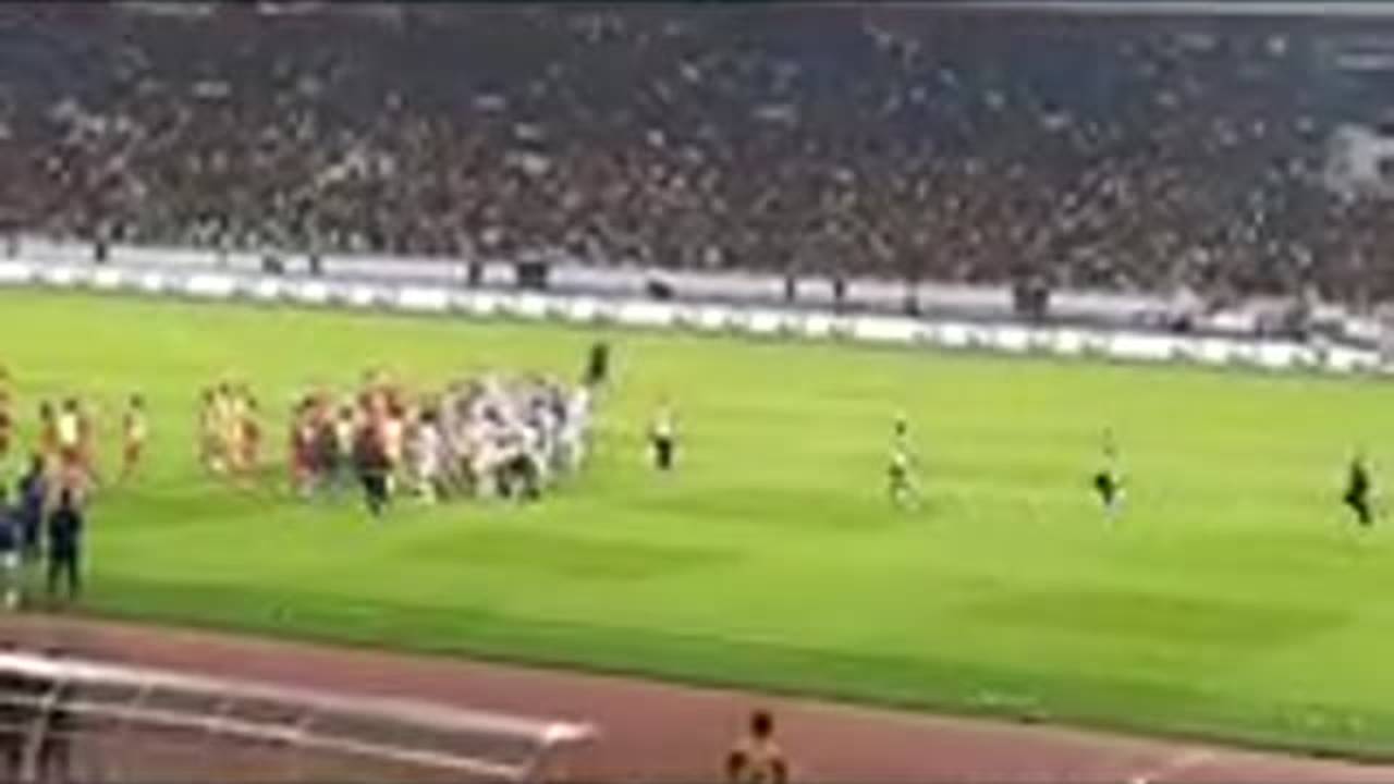Suporter Terobos Masuk ke Lapangan Usai Laga Indonesia vs Argentina - Shorts | Vidio