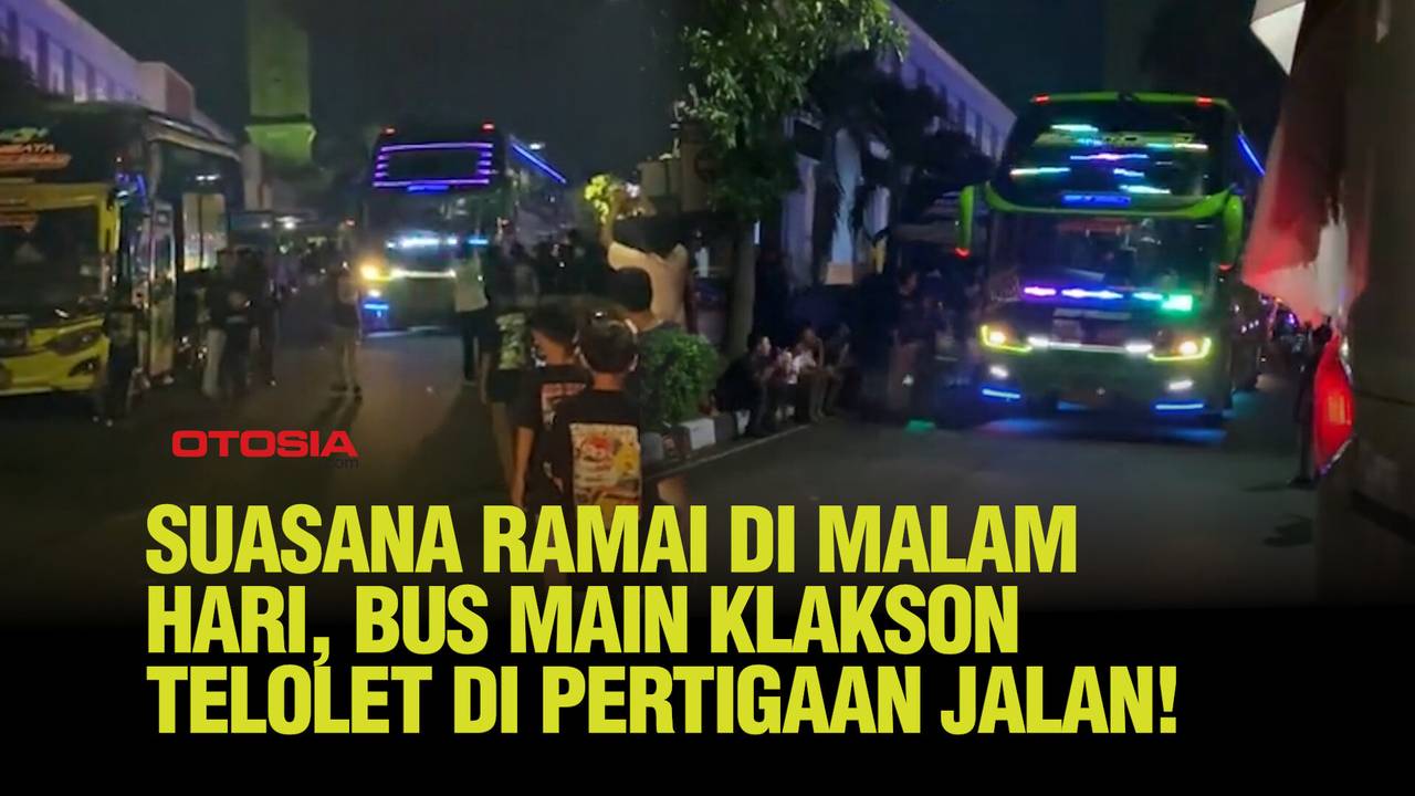 Kegembiraan Malam, Anak-Anak Berjoget di Trotoar Saat Bus Main Klakson ...