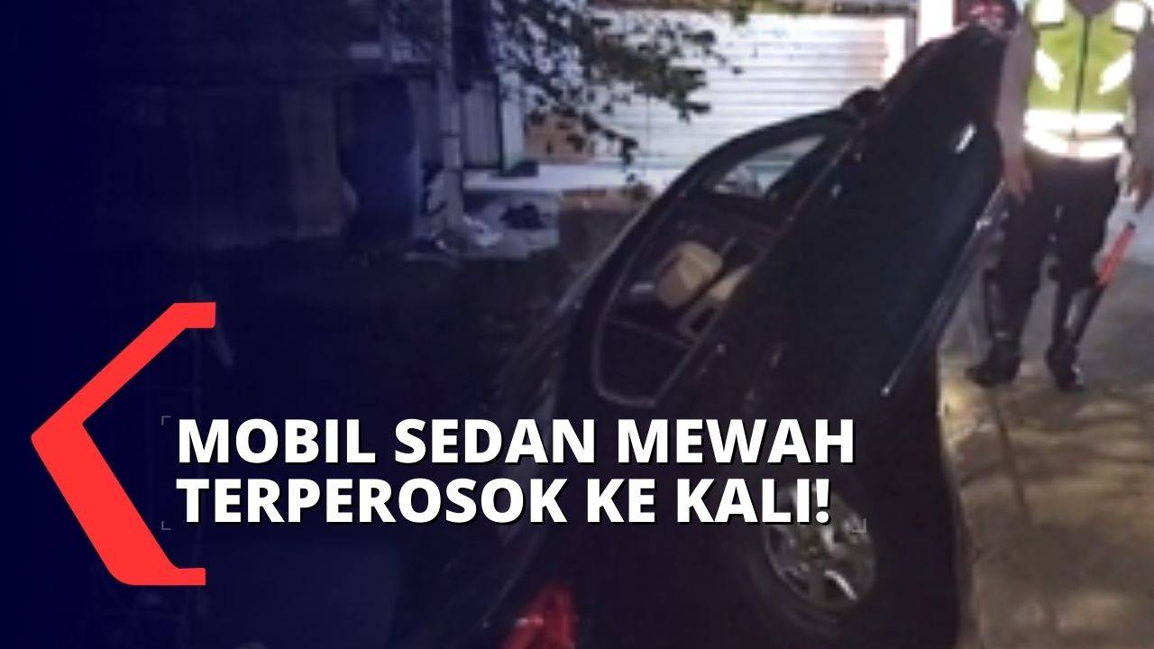 Pengemudi Diduga Mabuk, Sebuah Mobil Sedan Mewah Terperosok ke Kali di ...