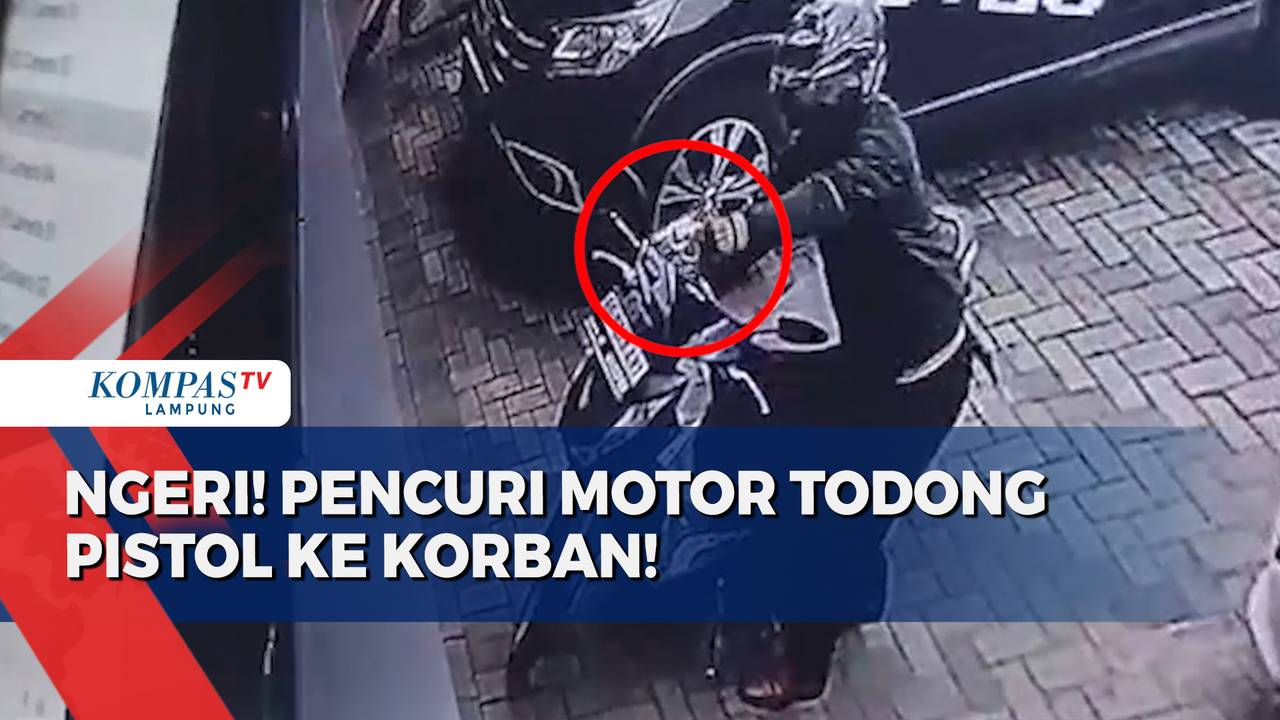 Terekam CCTV, Pencuri Motor Todongkan Pistol ke Korban! - Kompas TV | Vidio