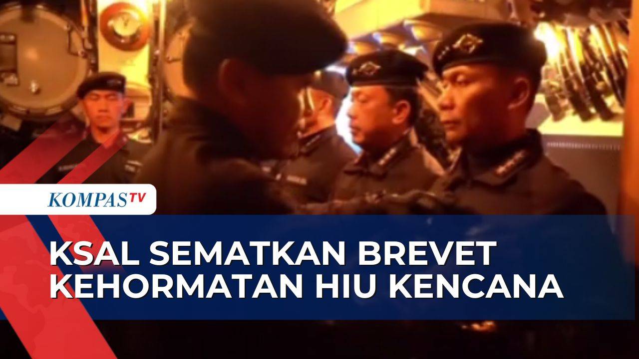 Momen KSAL Muhammad Ali Sematkan Brevet Kehormatan Hiu Kencana di Kapal ...