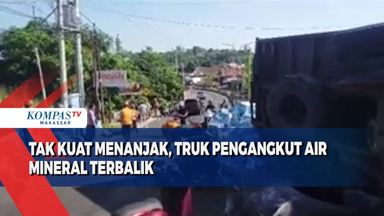 Tak Kuat Menanjak, Truk Pengangkut Air Mineral Terbalik - Kompas TV | Vidio