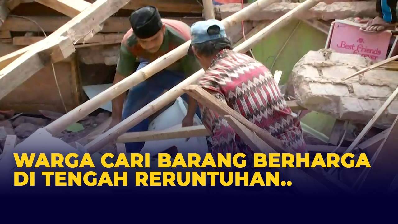 Warga Cianjur Cari Sisa Barang Berharga di Reruntuhan Rumahnya yang ...