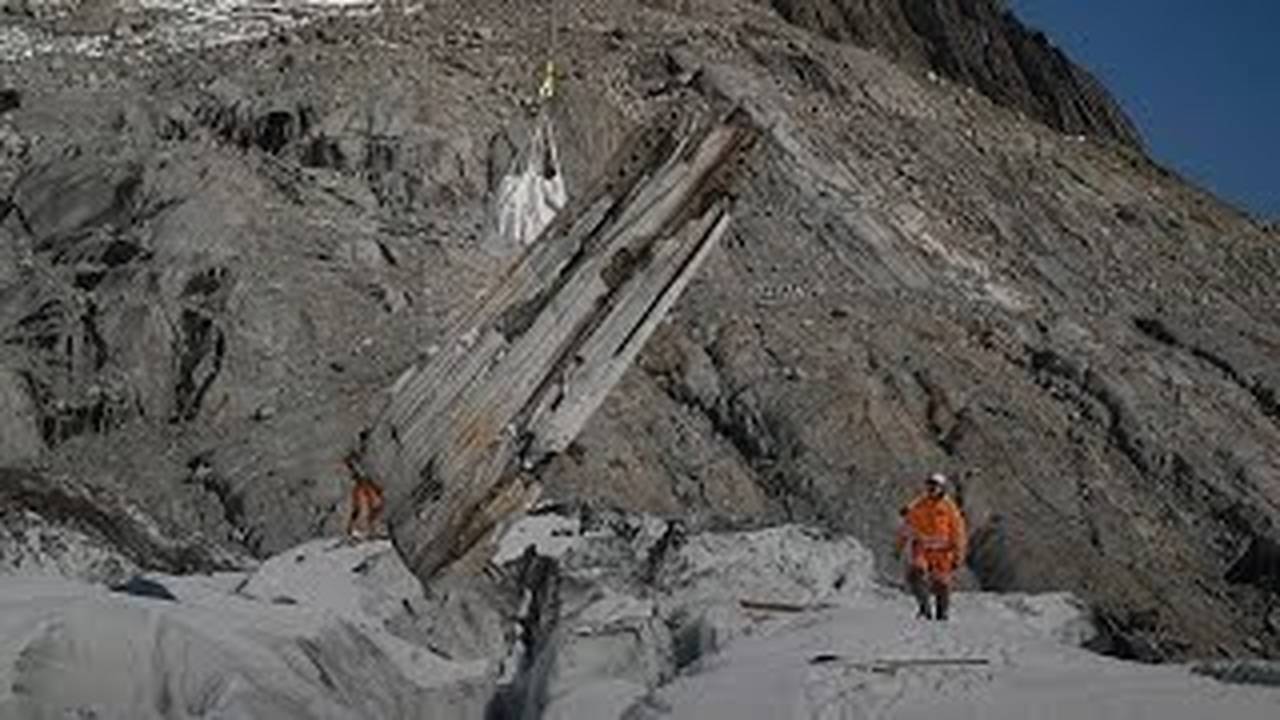 Melting Swiss glacier reveals wreckage of WWII plane - euronews | Vidio