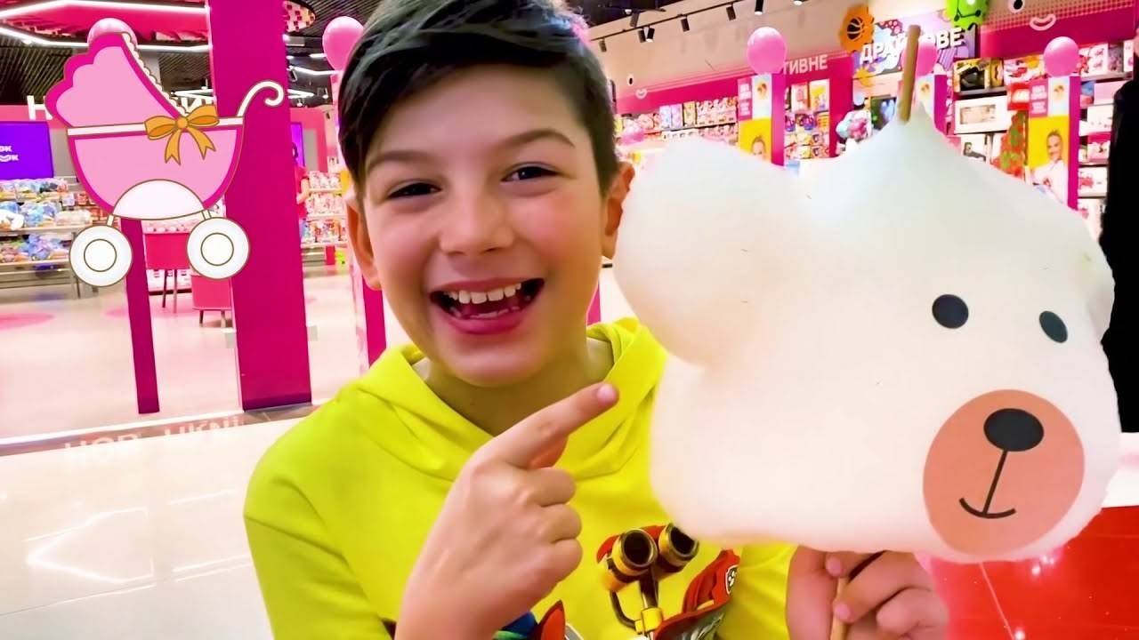 Sasha dan Max berbagi Kereta Dorong dan Bermain di taman hiburan | Vidio