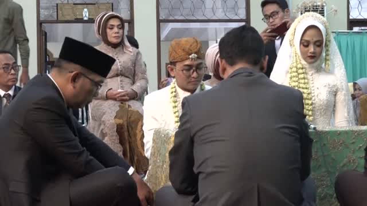 M. Ridwan Kamil menjadi saksi akad nikah pasangan Vivi dan Ragil | Vidio