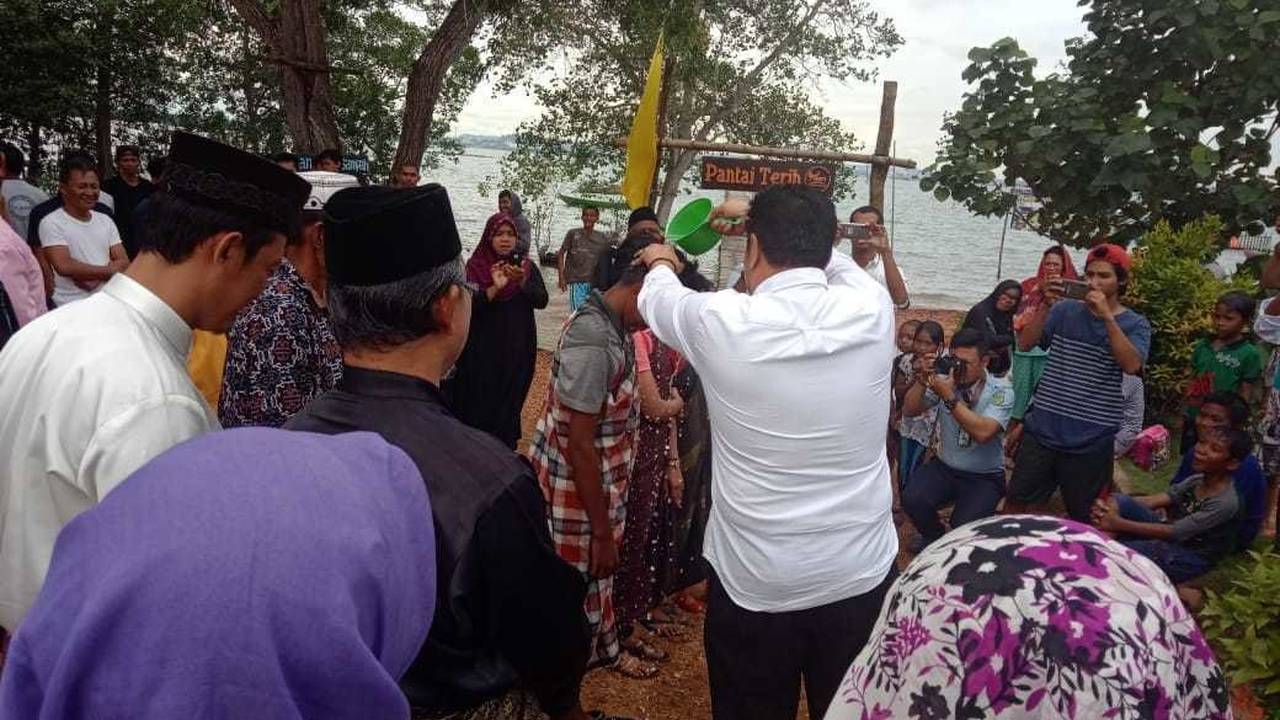 Mandi Safar, Mandi Penolak Petaka Adat Melayu - edhie prayitno ige | Vidio