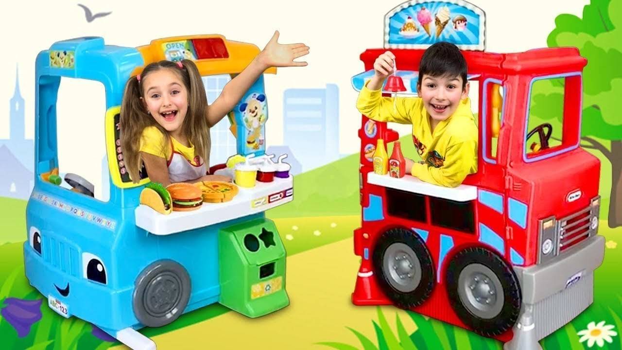 Sasha bermain dengan mainan Food Trucks dan Ajari Ayah cara memasak | Vidio