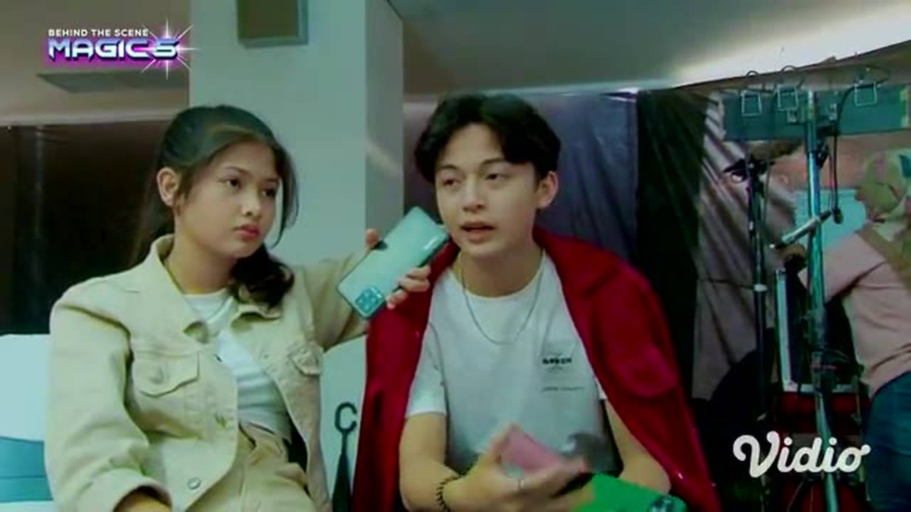 Behind The Scene Magic 5 - Keuwuan Rakmal Review "Aku Jatuh Cinta" (2023) | Vidio