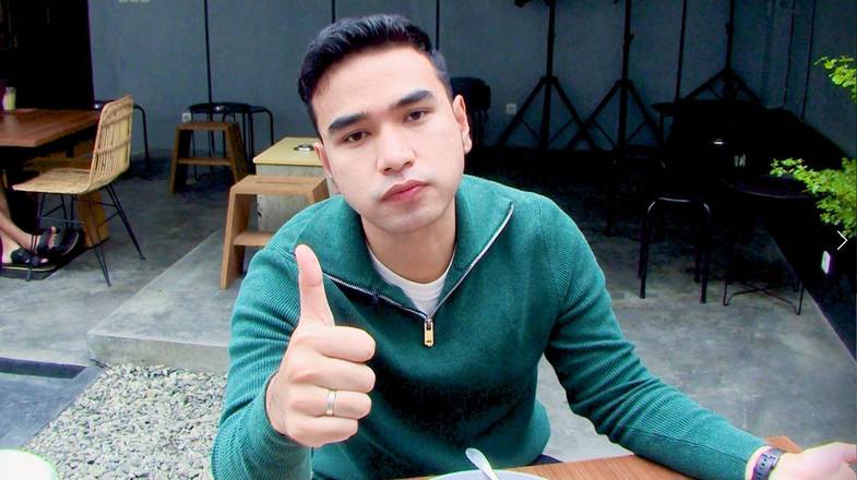 Hari Putra Menikmati Kopi Koup Dikala Senja | Vidio