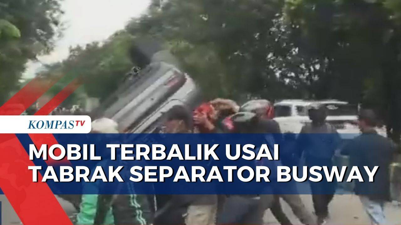 Tabrak Separator Bus Transjakarta, Sebuah Mobil Terguling di Tengah ...