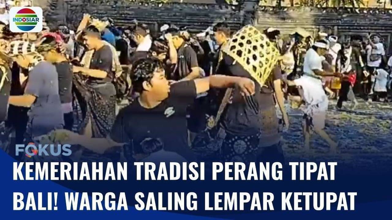 Ribuan warga di Bali Saling Lempar Ketupat dan Kue Bantal dalam Tradisi ...