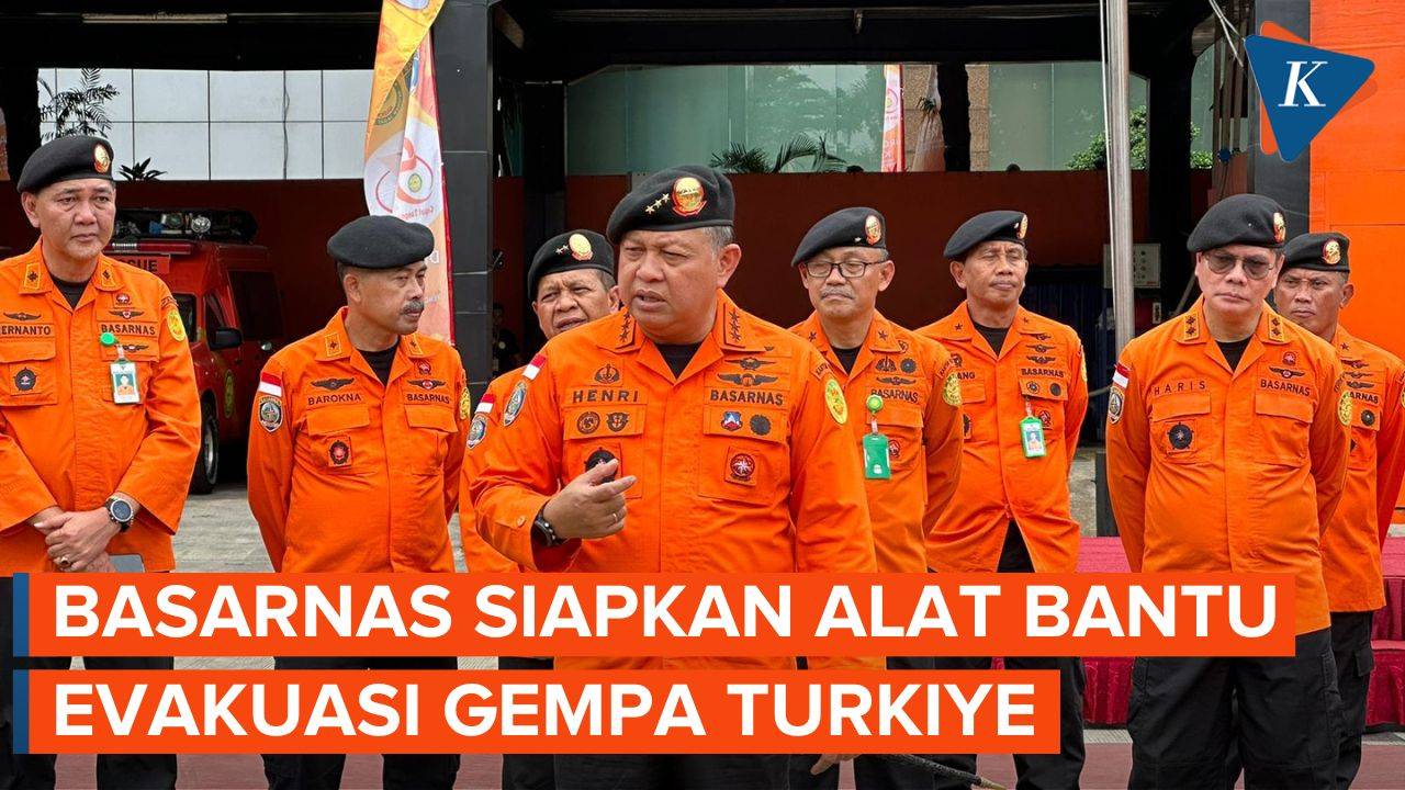 Persiapan Tim SAR Membawa Peralatan Untuk Membantu Korban Gempa Turkiye ...