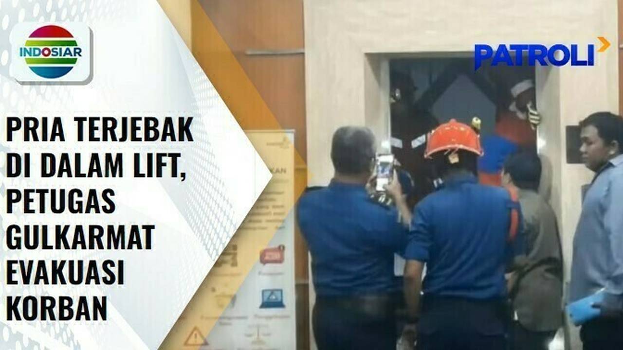 Lift Anjlok, Petugas Gulkarmat Evakuasi Korban Terjebak di Dalam Lift ...