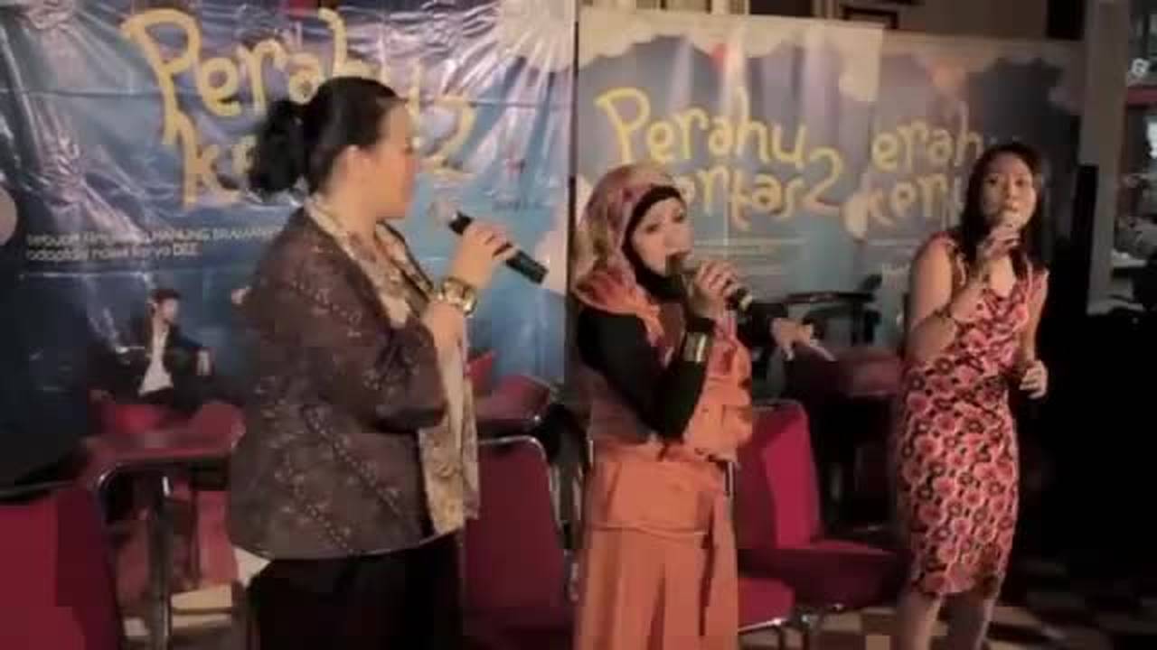 Rida Sita Dewi - Langit Amat Indah - Perahu Kertas 2 | Vidio