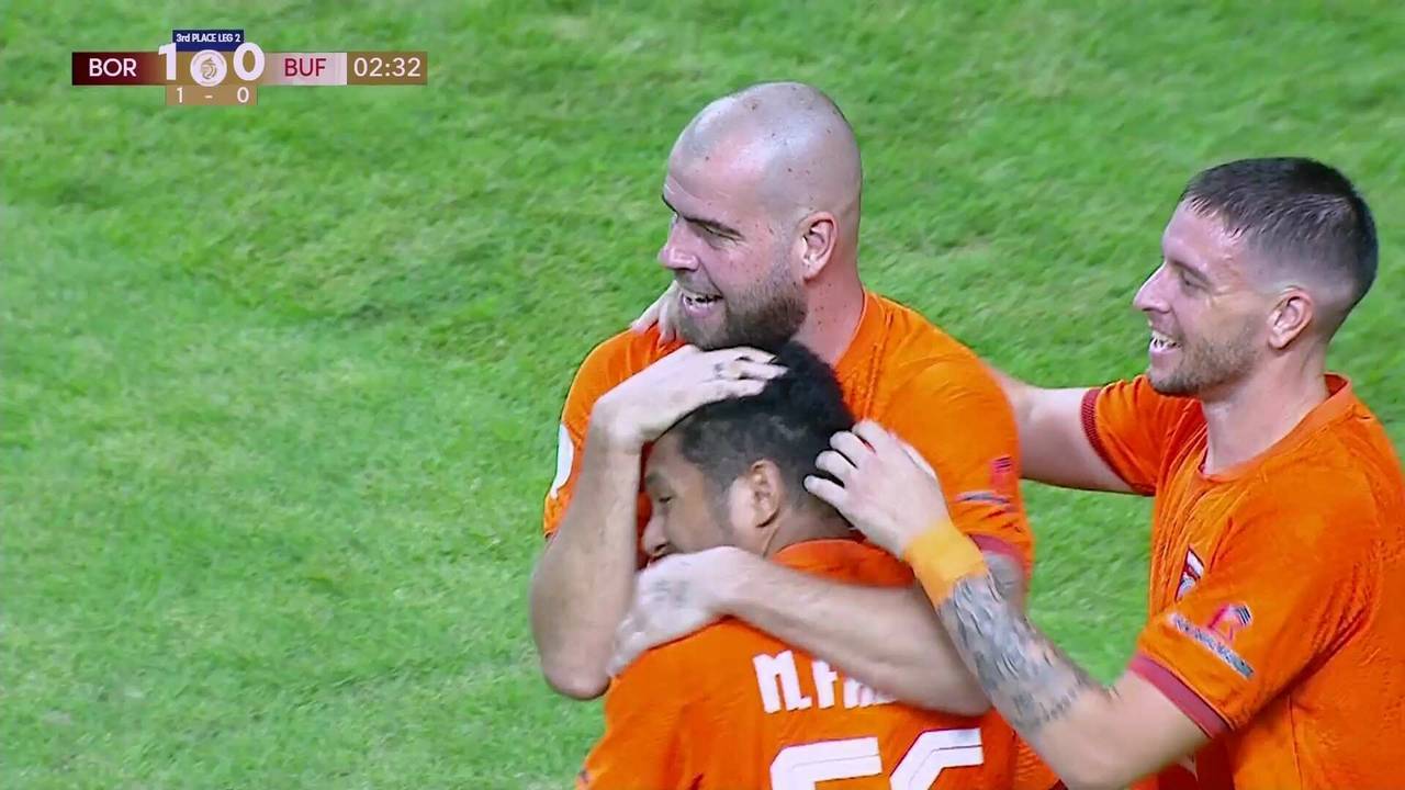 GOL! Tandukan Willem Jan Pluim Mampu Membuka Keunggulan Menjadi 1-0 ...