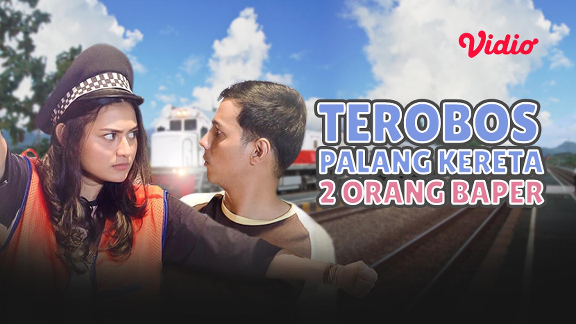 Streaming Terobos Palang Kereta 2 Orang Baper (2019) | Vidio