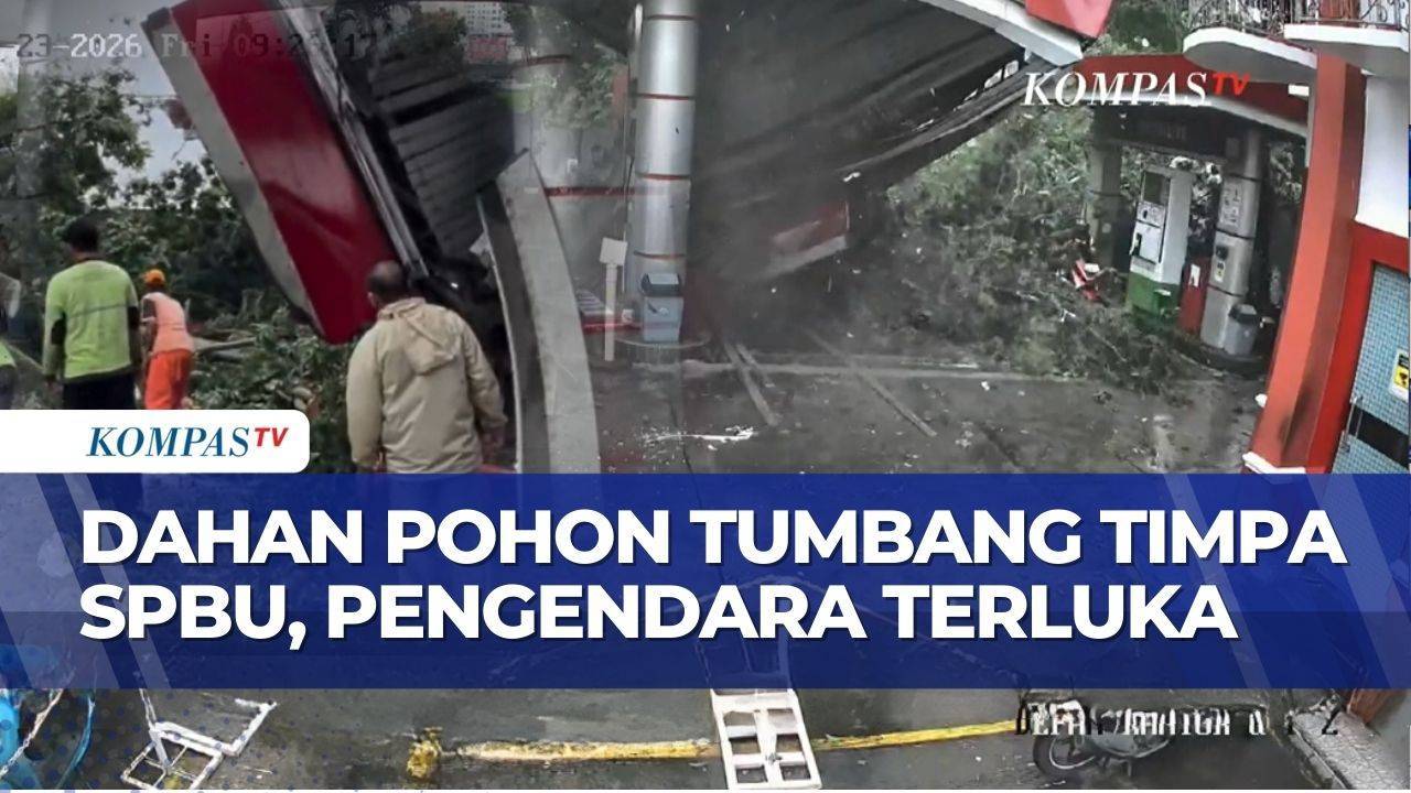 CCTV Rekam Detik-Detik Pohon Tumbang Menimpa SPBU, 3 Pengendara Motor ...